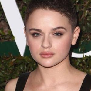 Famous people and celebrities born in 1999 | TakeMeBack.to
